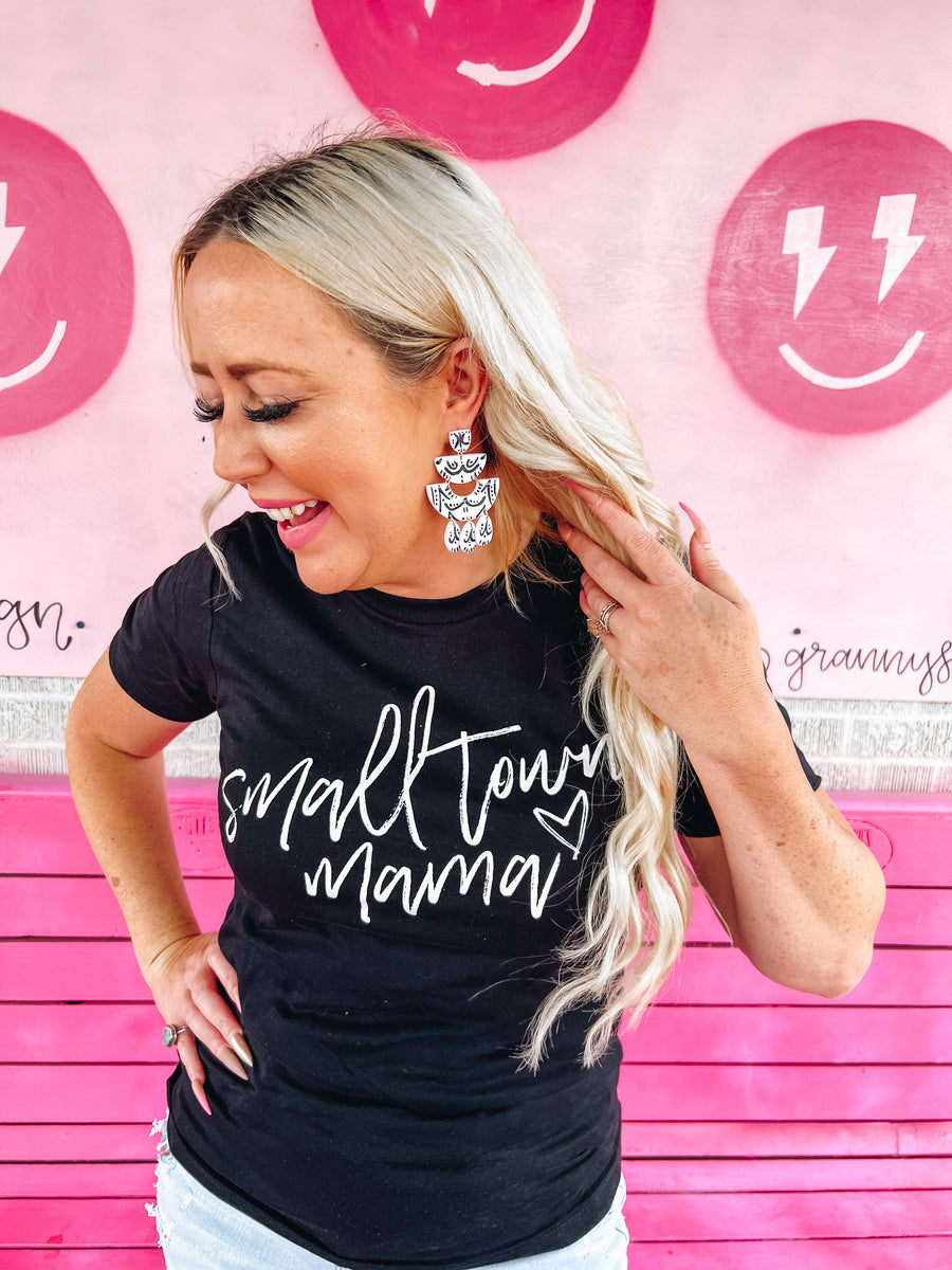 Small town mama graphic tee – Pink Bulldog Boutique